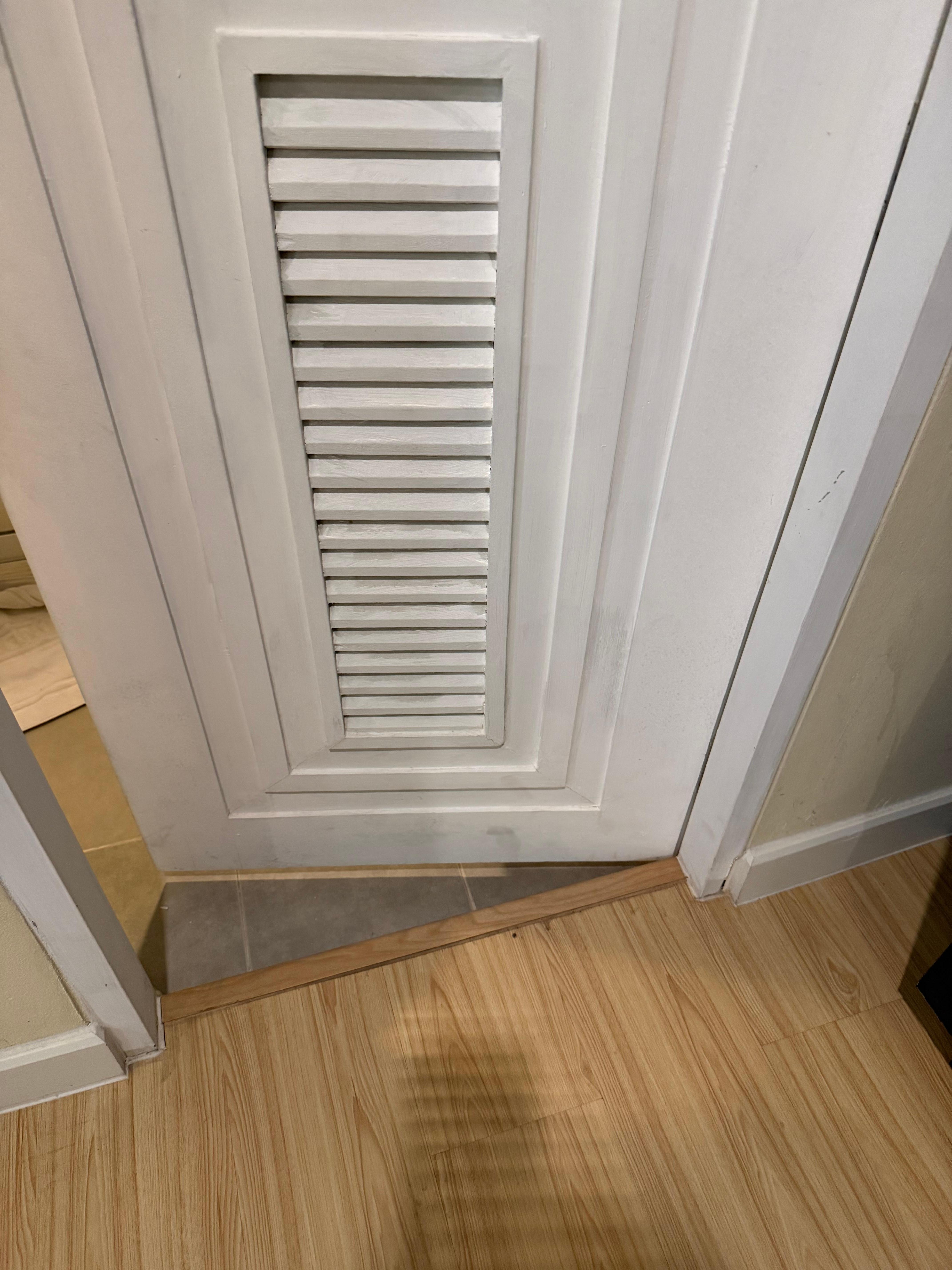 La porte de la salle bain aussi propre que les murs 