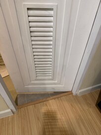 La porte de la salle bain aussi propre que les murs