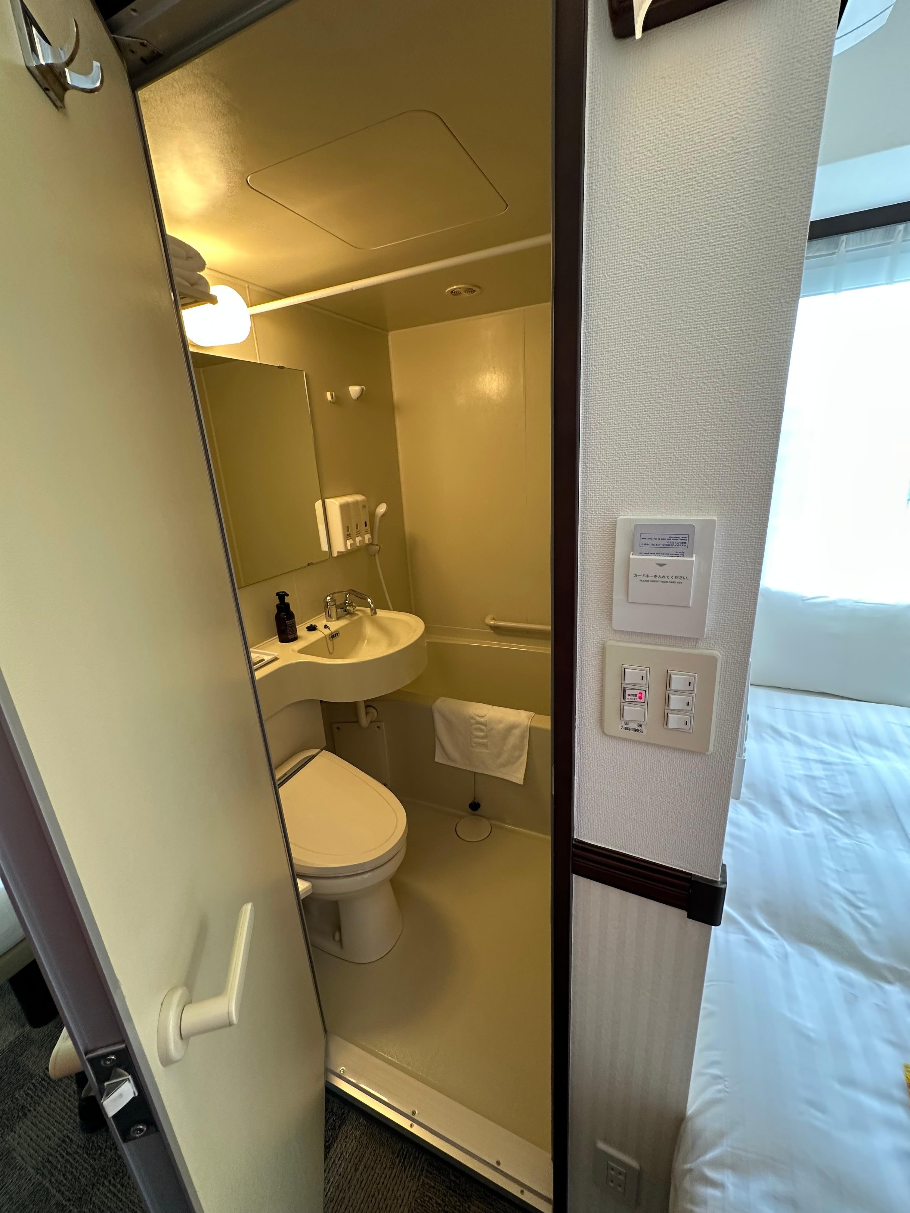 真ん中に共同のバスルーム。