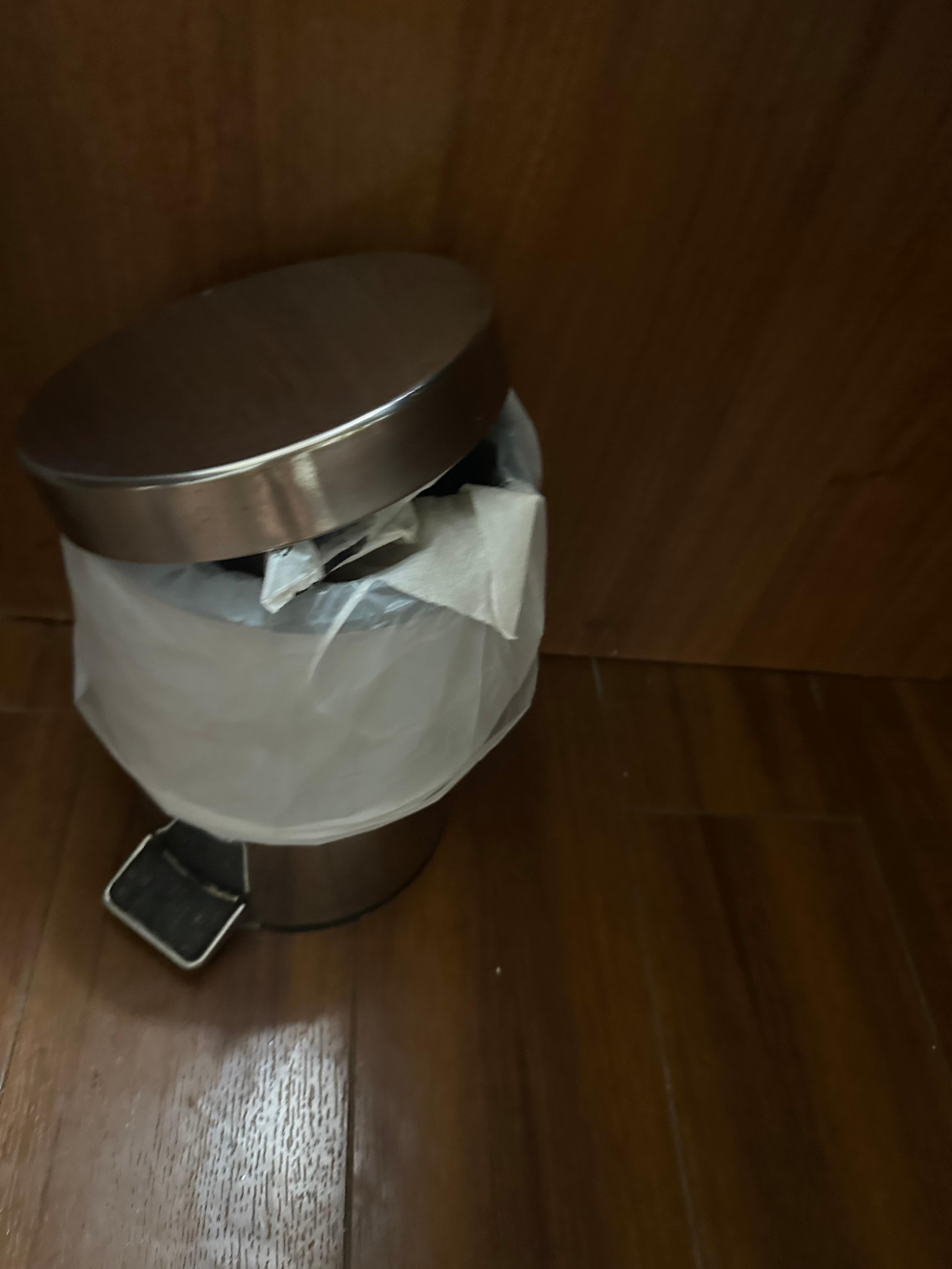 Même la pédale ne veut pas ouvrir la poubelle 