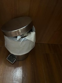 Même la pédale ne veut pas ouvrir la poubelle