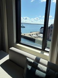 View if you stand shoulder against the wall to look to the left but thus is not a view…this is a “try to see the water best”