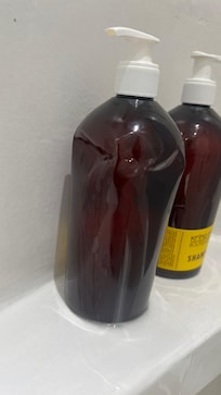 Bouteille de gel douche qui fuit dans le bac de douche