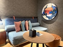 房間有設計過配色的小桌子跟沙發可以吃消夜看電視