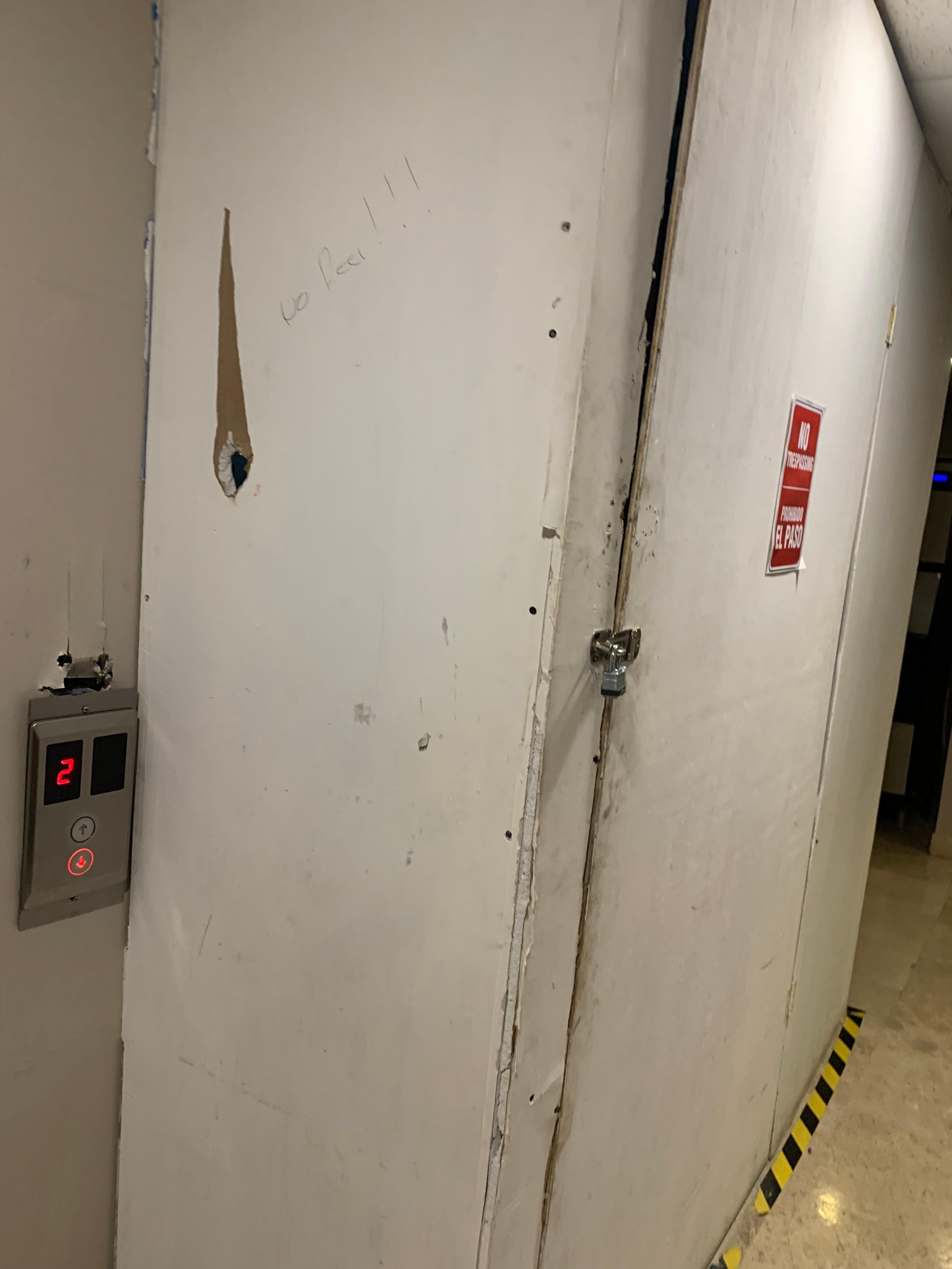 Así aparecen en todos los pisos la
Zona de elevadores cancelada 