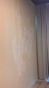 Paredes do quarto descascada.