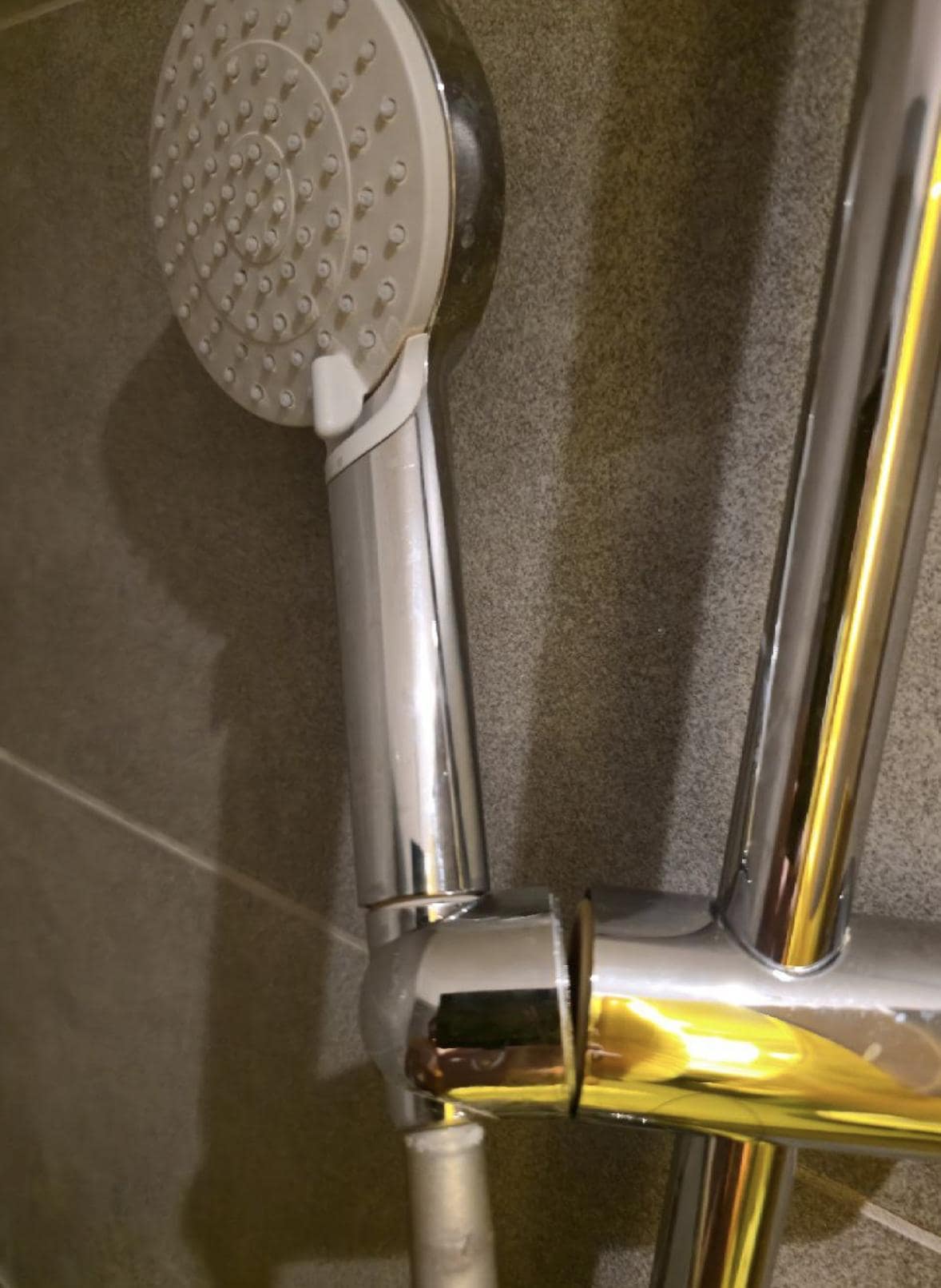 O suporte do chuveiro estava quebrado, quando ligava o chuveiro ele caia, você tinha que segurar com as próprias mãos. 