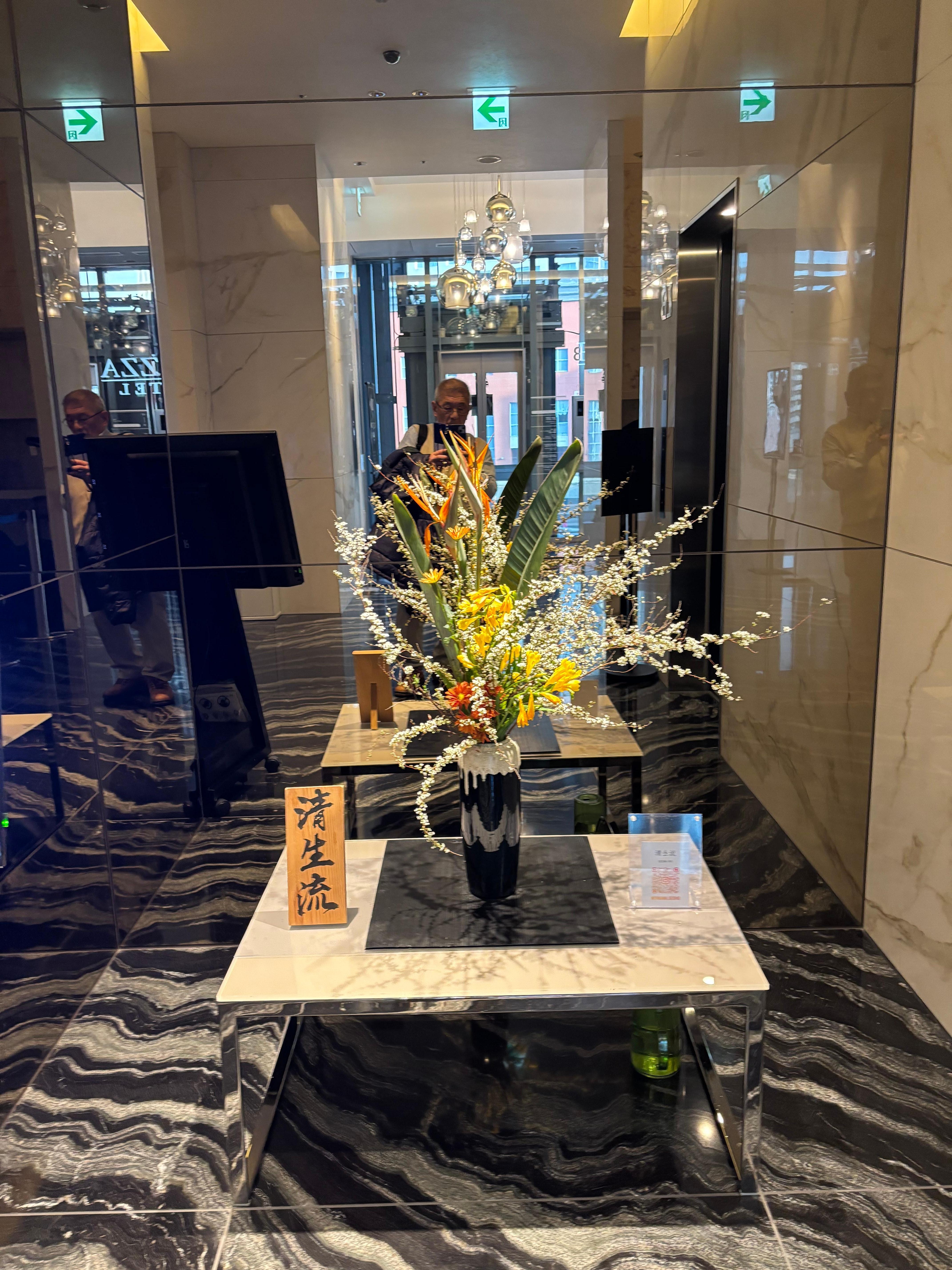 フロントホールの入り口です。ホテルフロントはガラス張りの大変明るいロビーになってます。