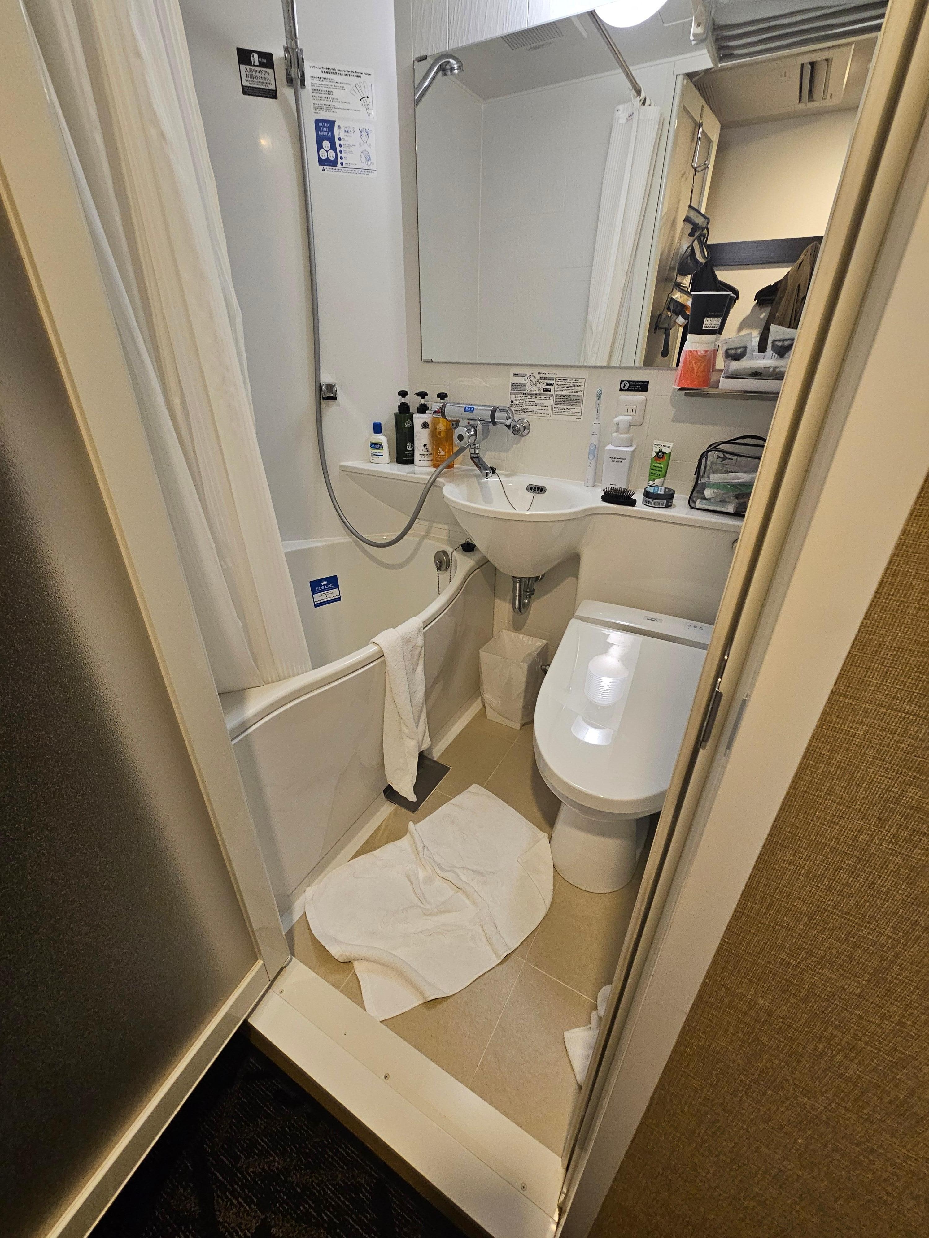 Step up modular bathroom. The edge of the tub is quite high.