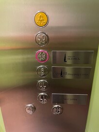 エレベーターは開閉も移動も激おそです