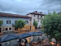 Vue de la place, prise de la chambre