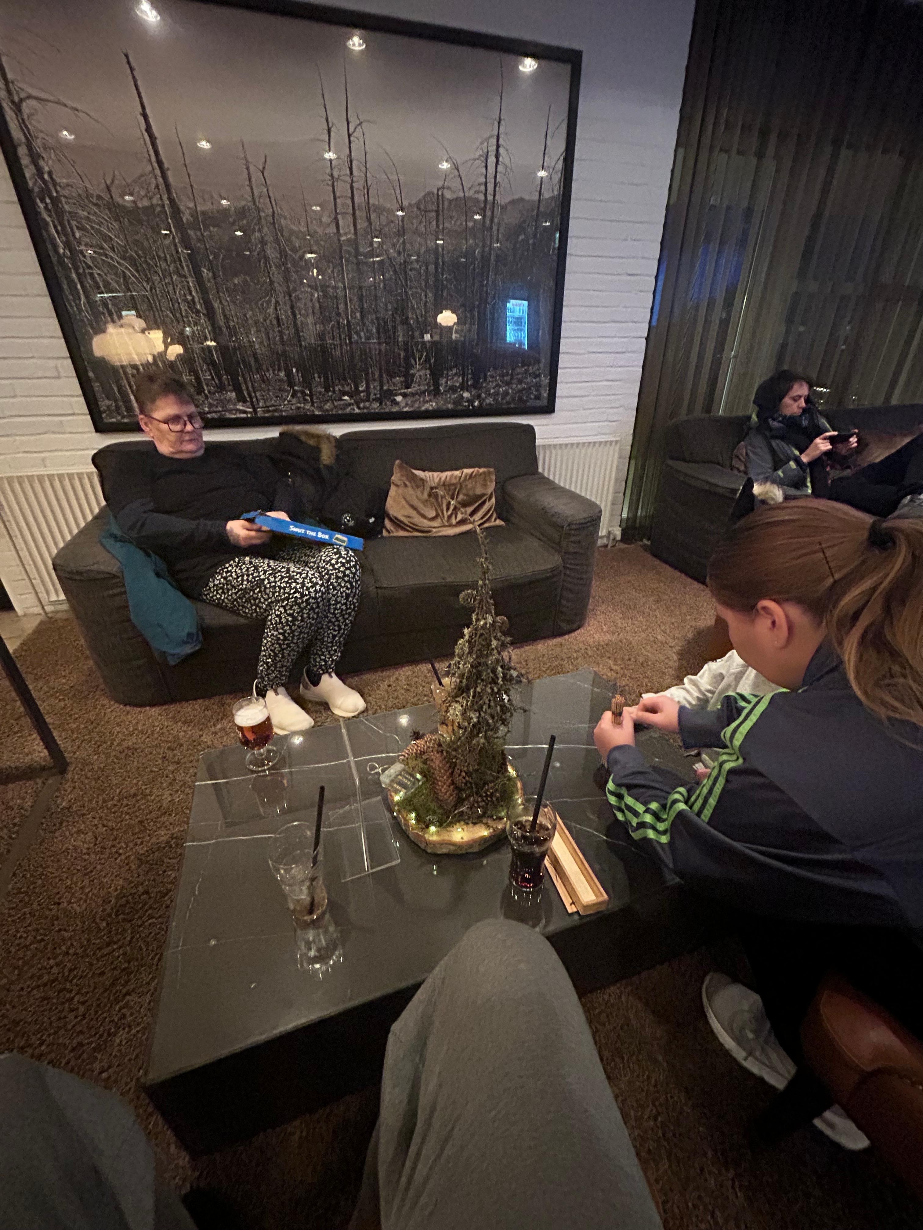 Lobby med bar og sofagrupper og TV, med tilhørende lobbybar og reception