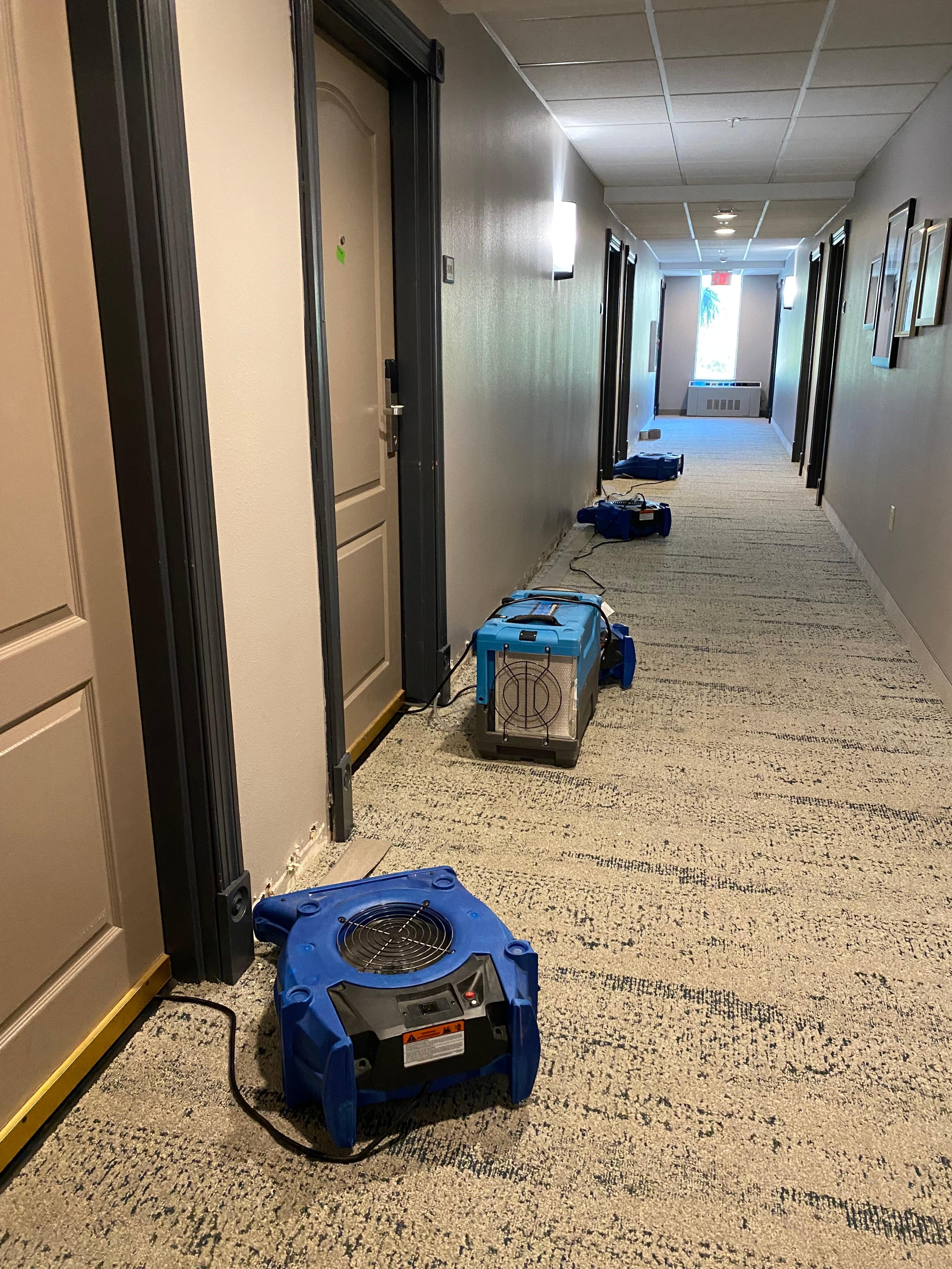 Segundo andar em reformas com ventiladores barulhentos no corredor