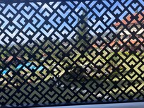 Geen stoelen op het balkon maar als je een stoel uit de kamer pakt kijk je tegen traliewerk aan.