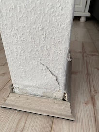 Säule im Zimmer vor dem Bett