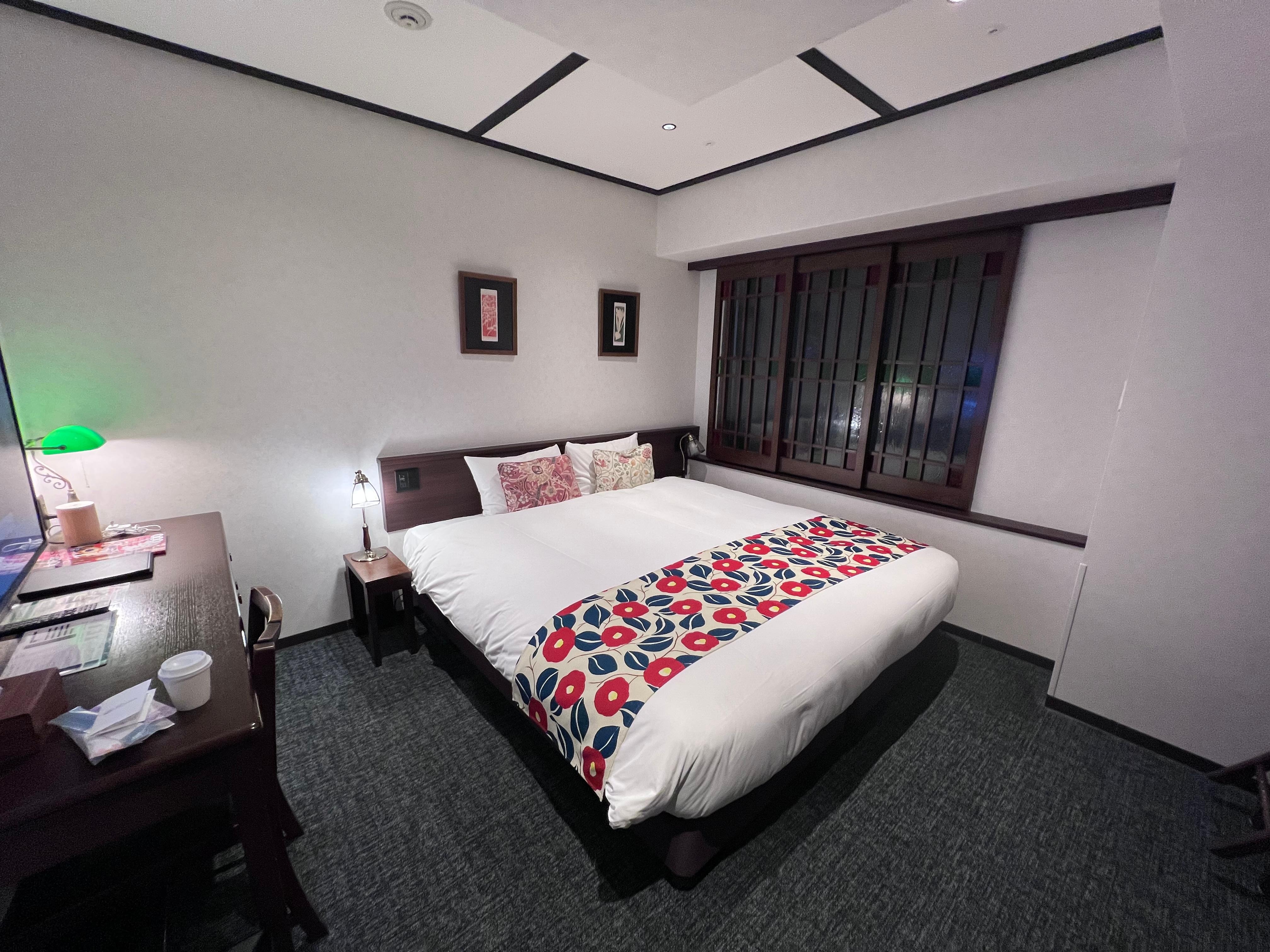 新しく清潔なのにレトロ風なデザインが古く感じさせ逆効果な印象