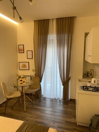 Chambre avec balcon, rue bruyante mais ok avec les volets