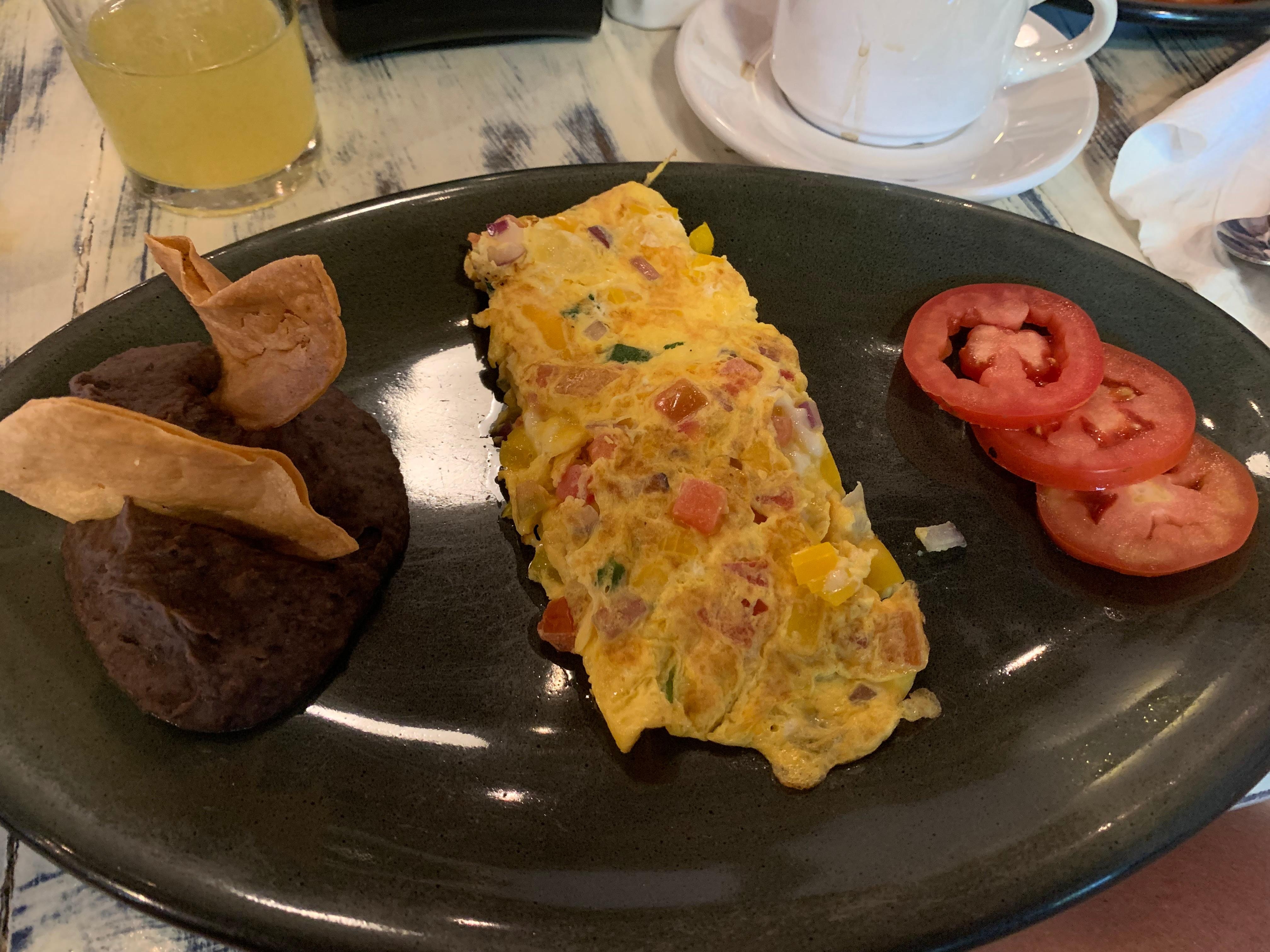 Morgenmad- fra menuen, dertil kaffe, et glas saft og fire meget små stykker brød