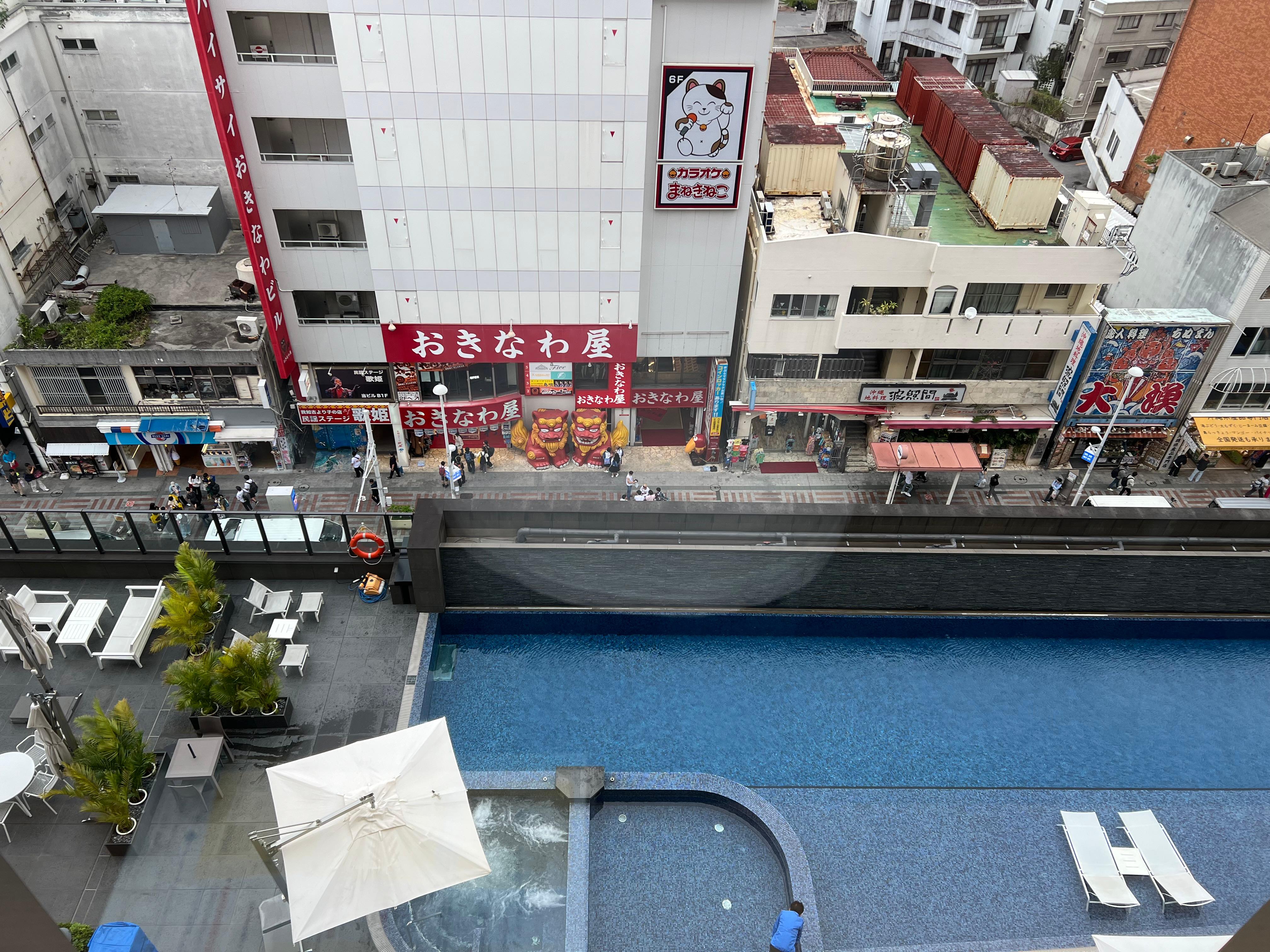 プール、ジャグジー付！お土産のおきなわやも目の前！