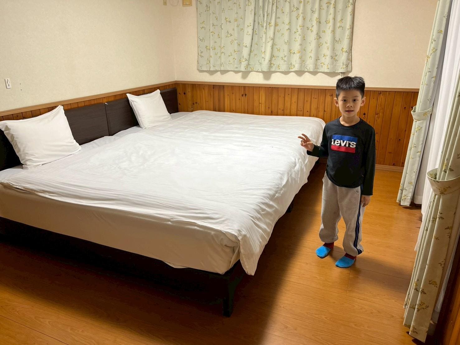 雙人床的房間，旁邊有很大的衣櫃，可以掛烘得不太乾的衣物，很方便。