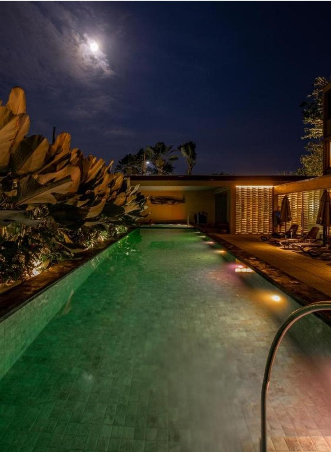 Piscina com pedras Hijau aquecida, com som subaquático e spa .