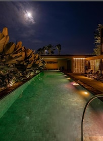 Piscina com pedras Hijau aquecida, com som subaquático e spa .