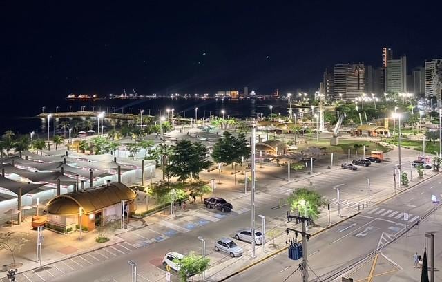 Vista noturna da janela do quarto
