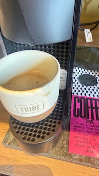 Cápsula Nespresso grátis no quarto.