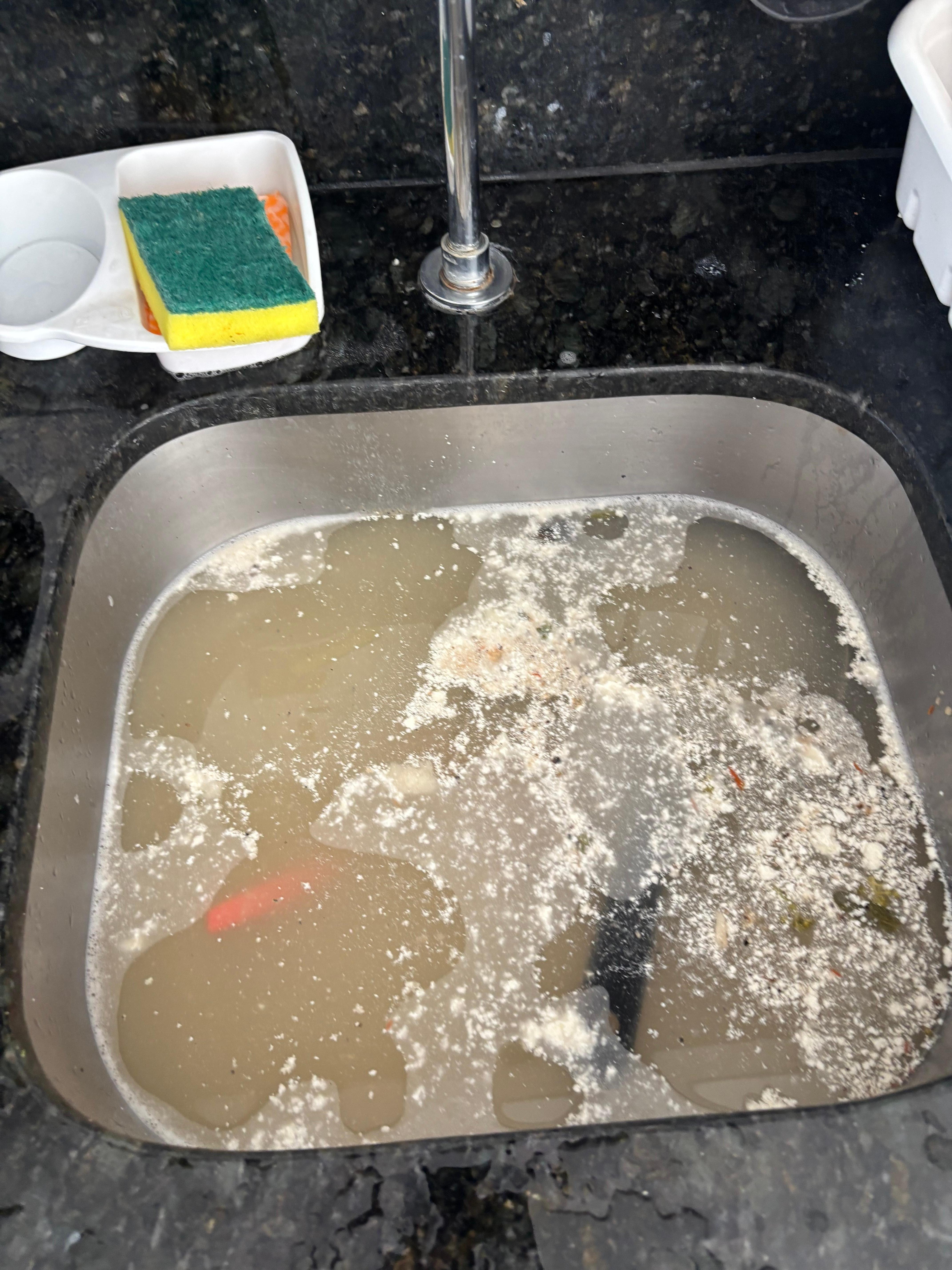 O ralo da pia estava desde o começo entupido e a equipe de limpeza ignorou e deixou sujo. 