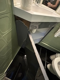 meuble pourri
pas possible de mettre trousse de toilette