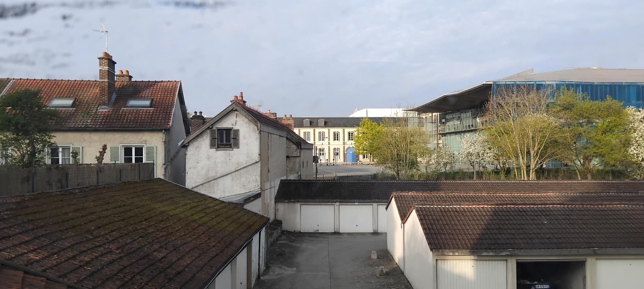 les garages tout près (sans doute d'une époque où les voitures étaient moins volumineuses)