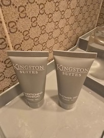 첫째날 준 샴푸와 바디클린져인데 용기에 반도 안들어 있어서 둘이 쓰디 부족했음