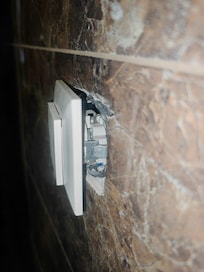 La prise dans la salle de bain