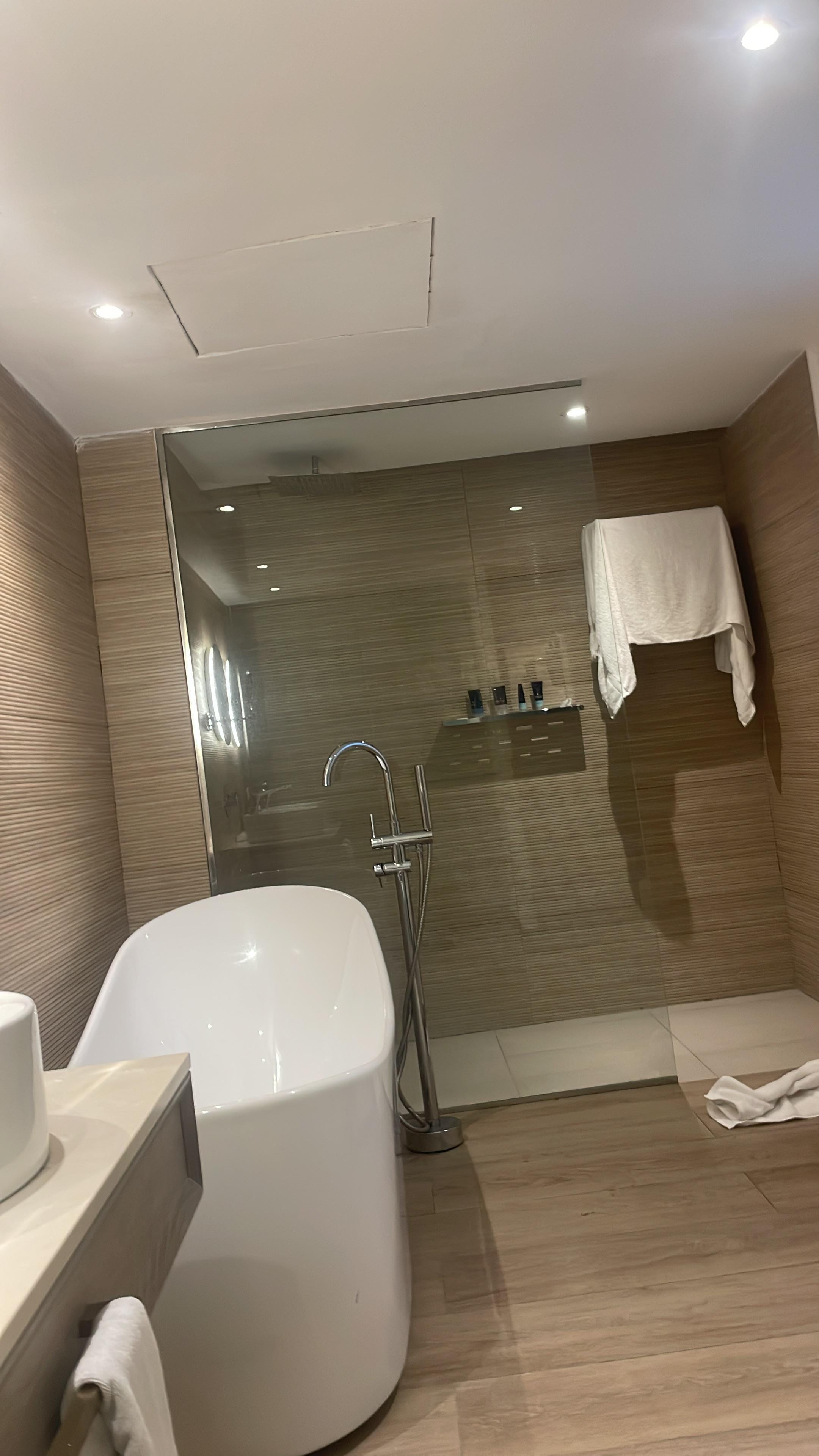 Banheiros limpos, e sempre trocados toalhas e afins 