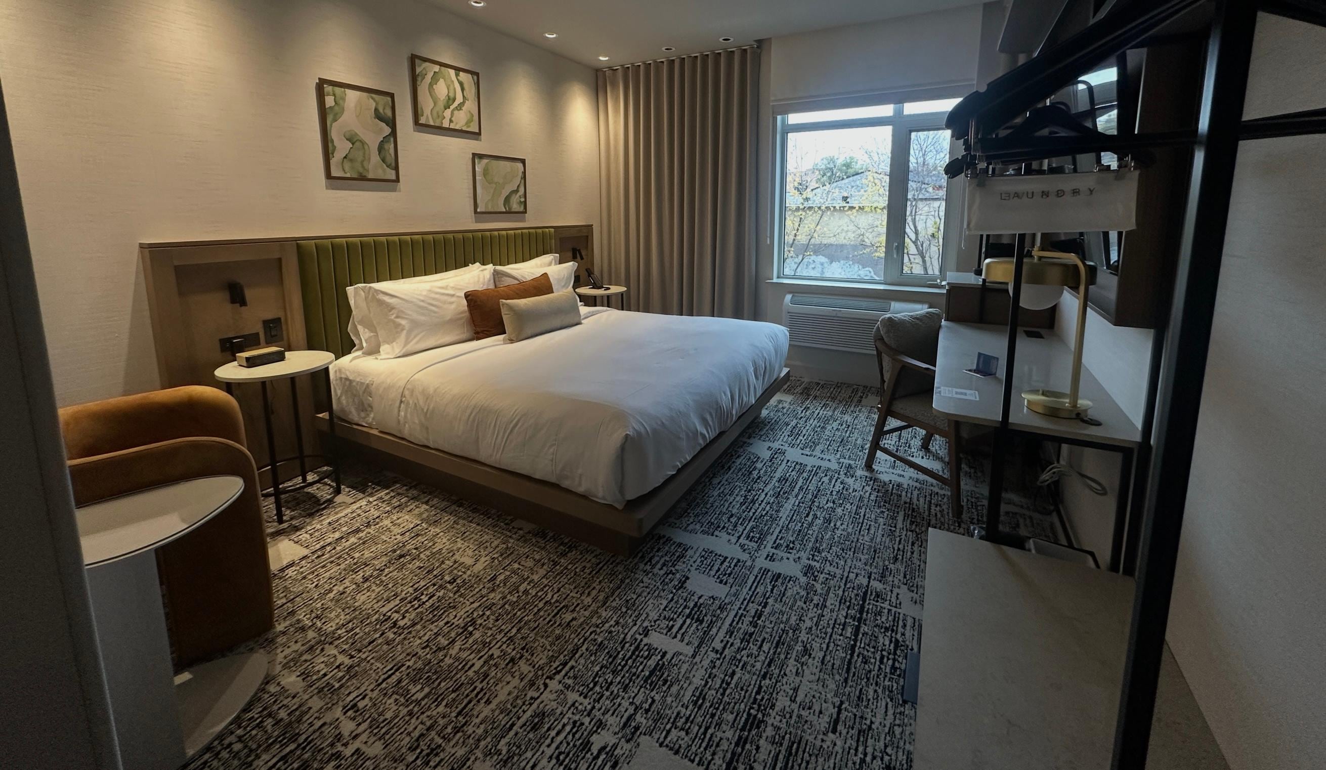 Hotelzimmer mit Kingsize-Bett