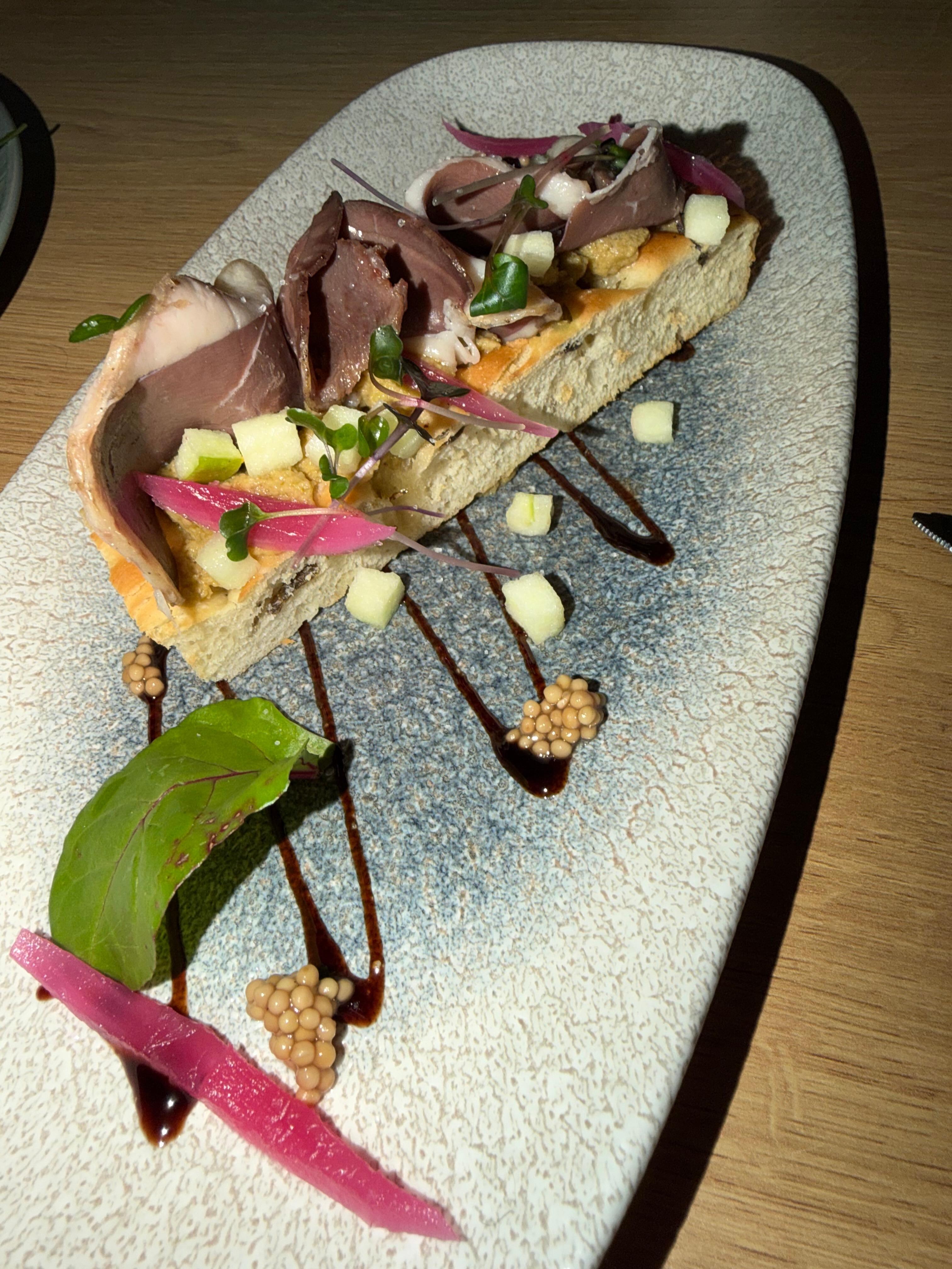 Si vous voulez bien manger, vous pouvez aller au restaurant sur le rooftoop les yeux fermé. Le personnel fera tout pour satisfaire en plus de cela