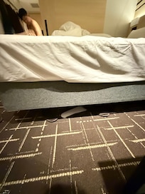 床底下拖鞋都沒有清理乾淨