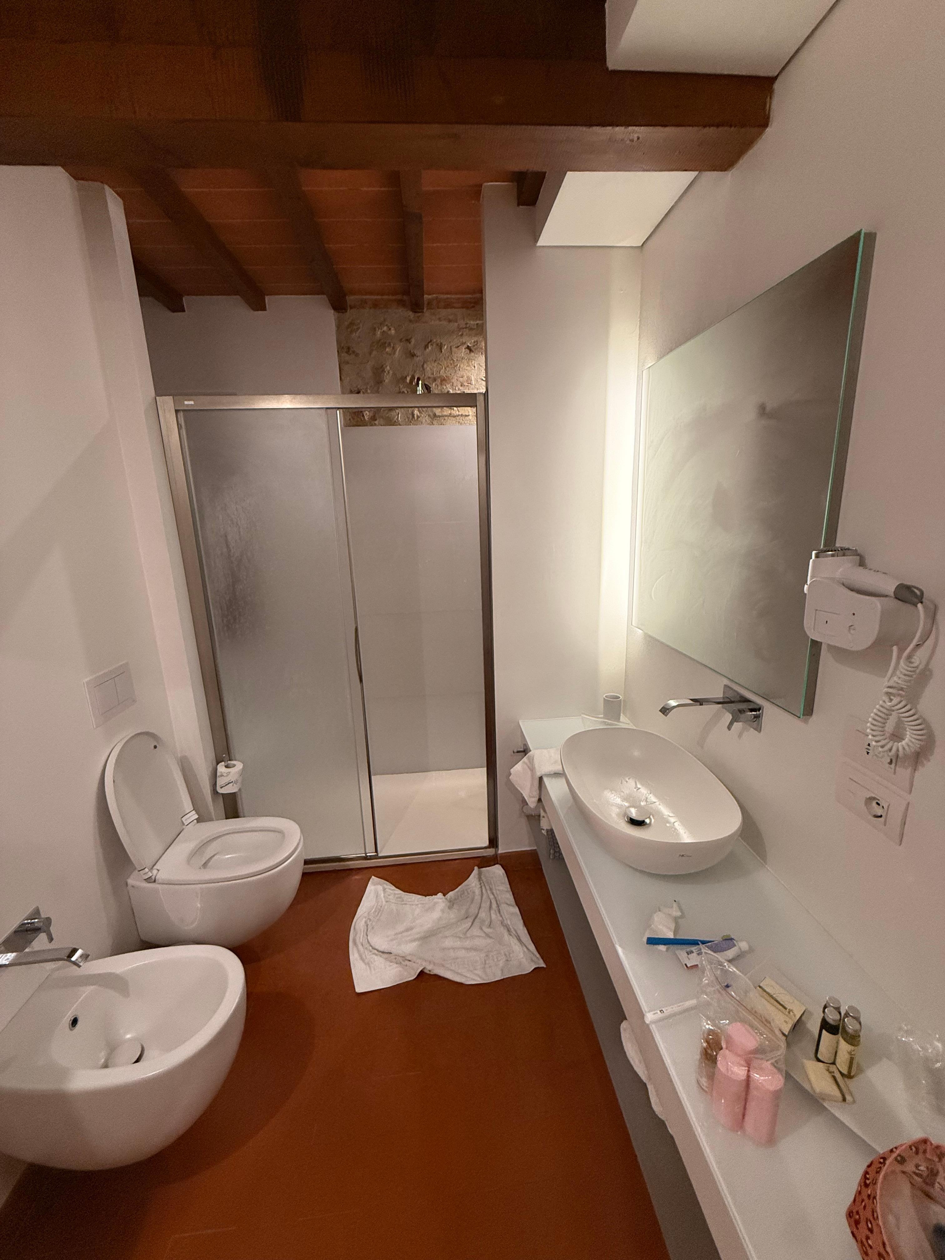 Banheiro grande, itens de necessidade cheirosos. Chuveiro bom de pressão