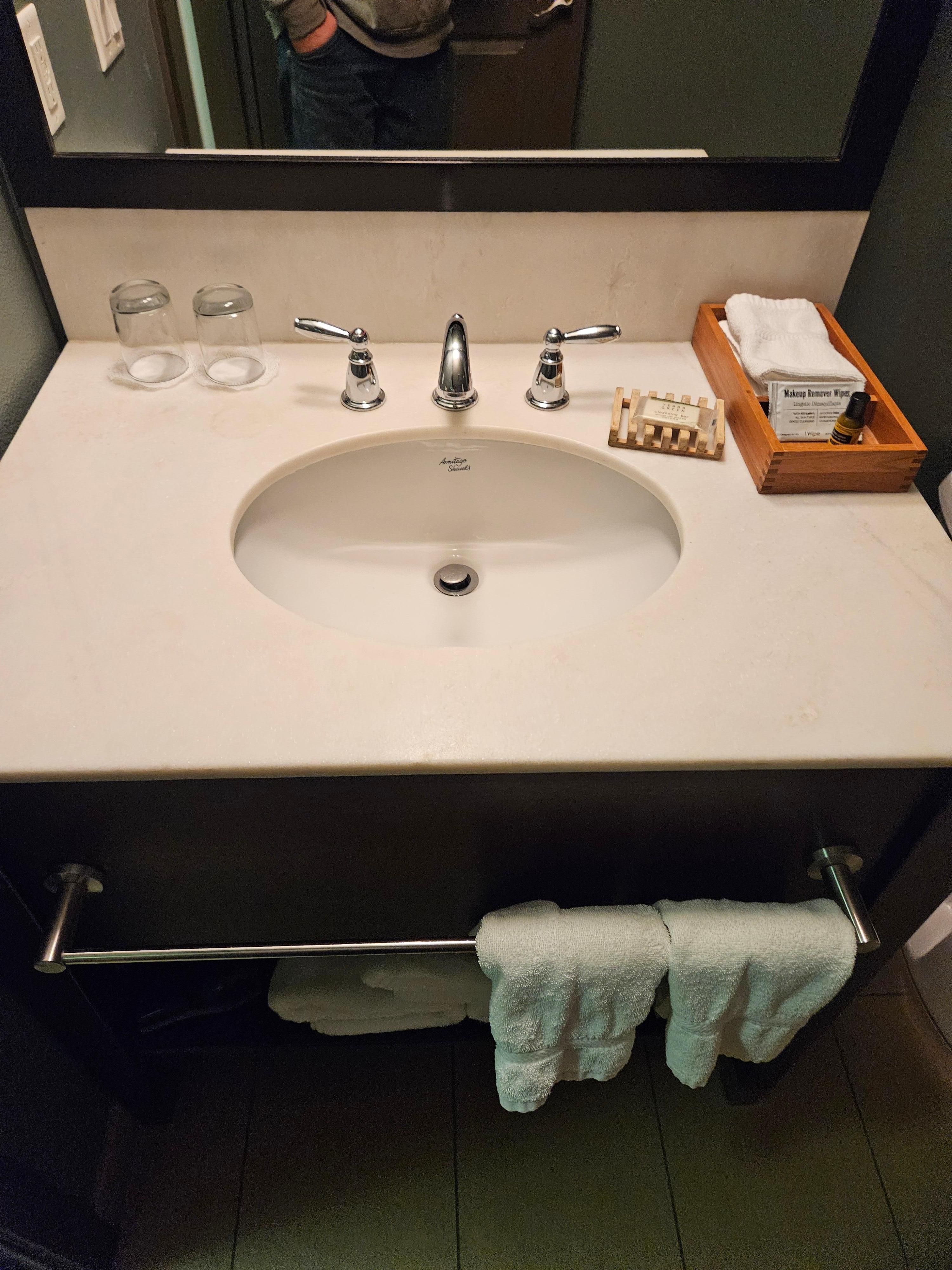 Sink and ants in the room 