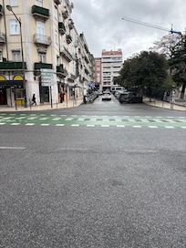 Esquina do hotel com sistema de acolhimento as pessoas necessitadas com intenso movimento