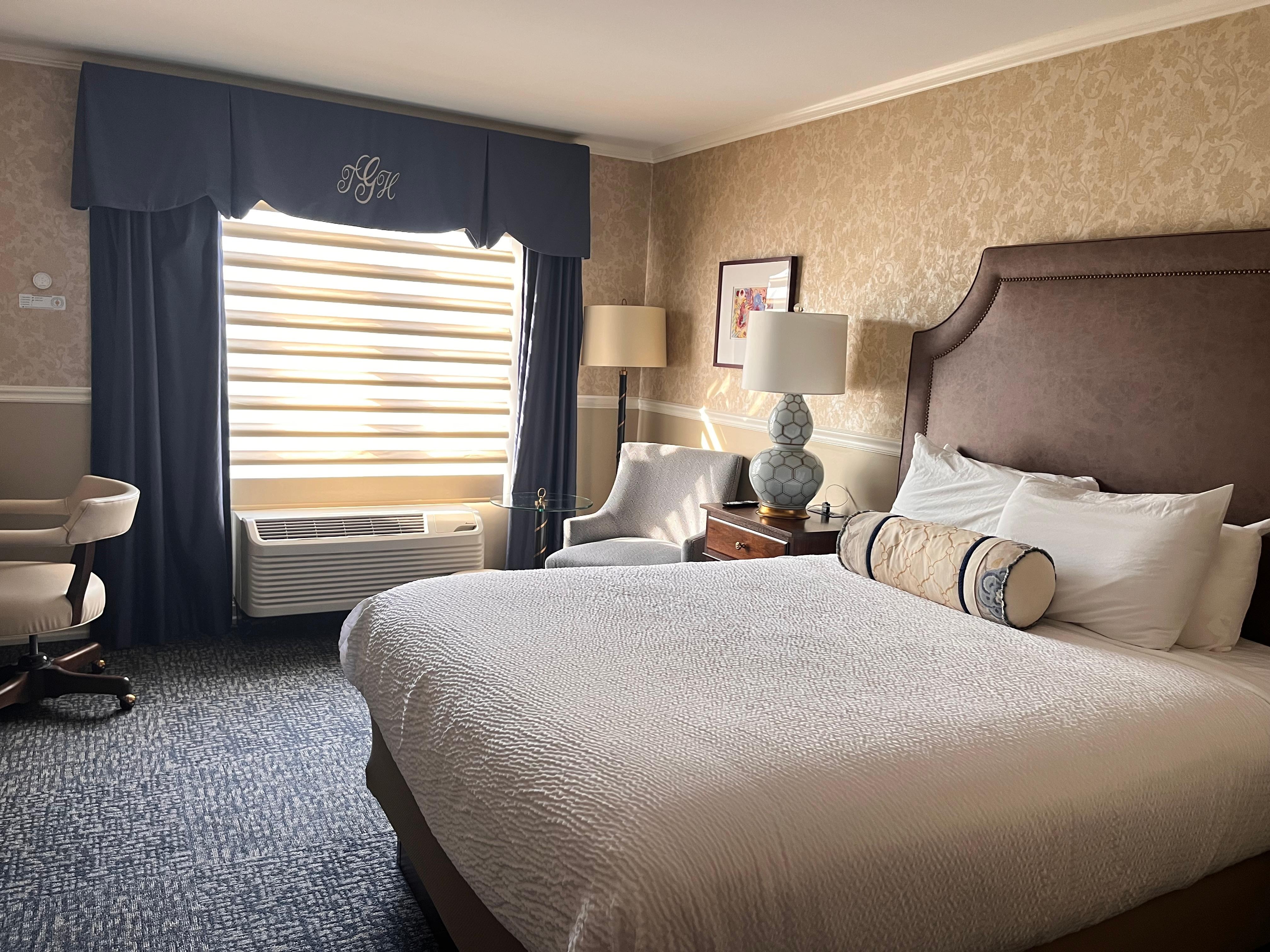 Bedroom with king-size bed 