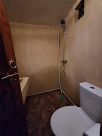 Tiny bath, ? Hot water?