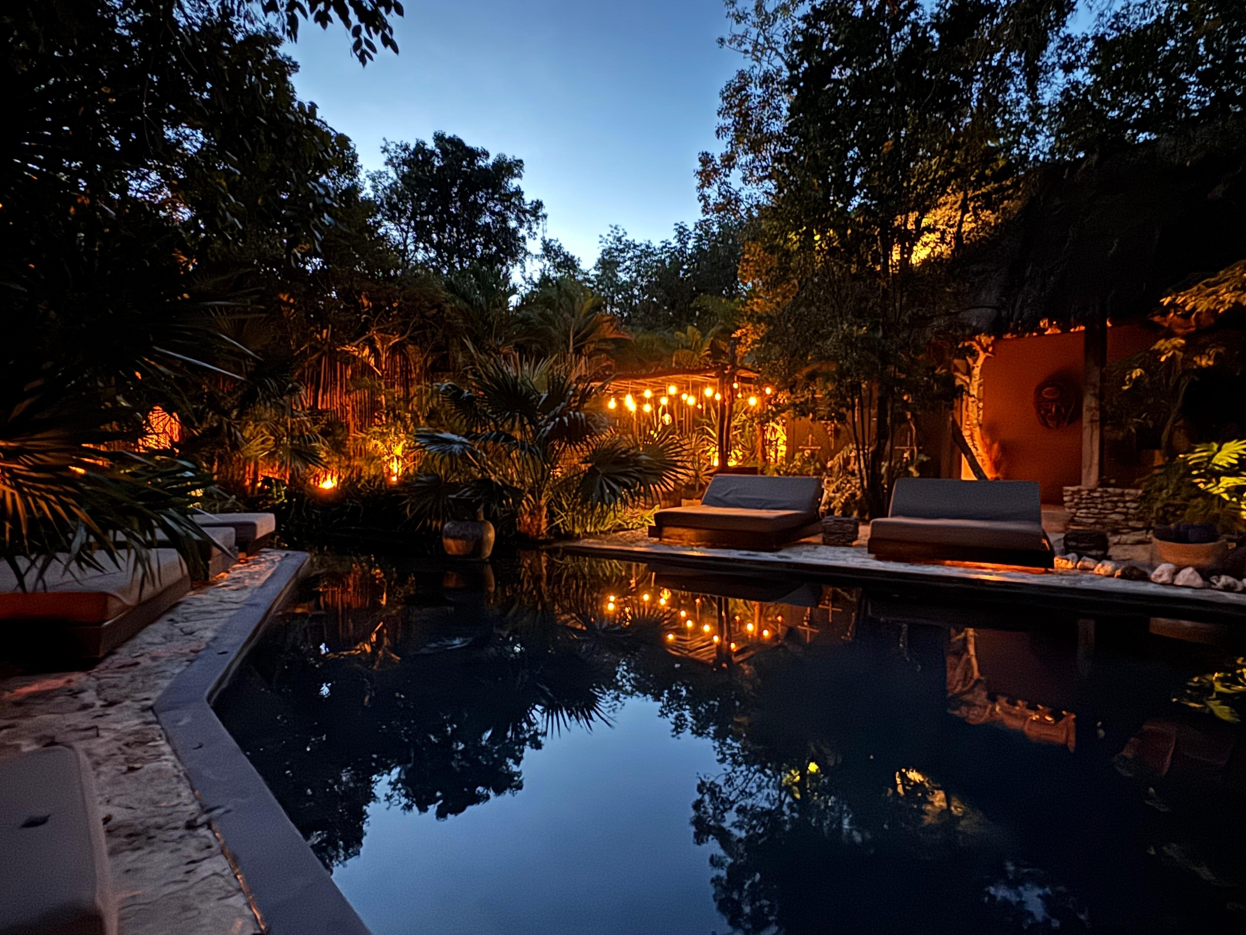 Hotelpool im Morgengrauen