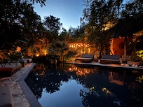 Hotelpool im Morgengrauen