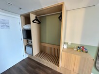 O armário tinha cabides muito altos.