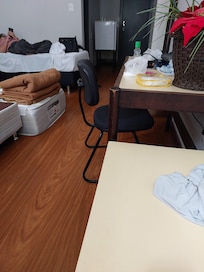 Cama muito estreita da pra cair kkkk,coloquei colchao no chao