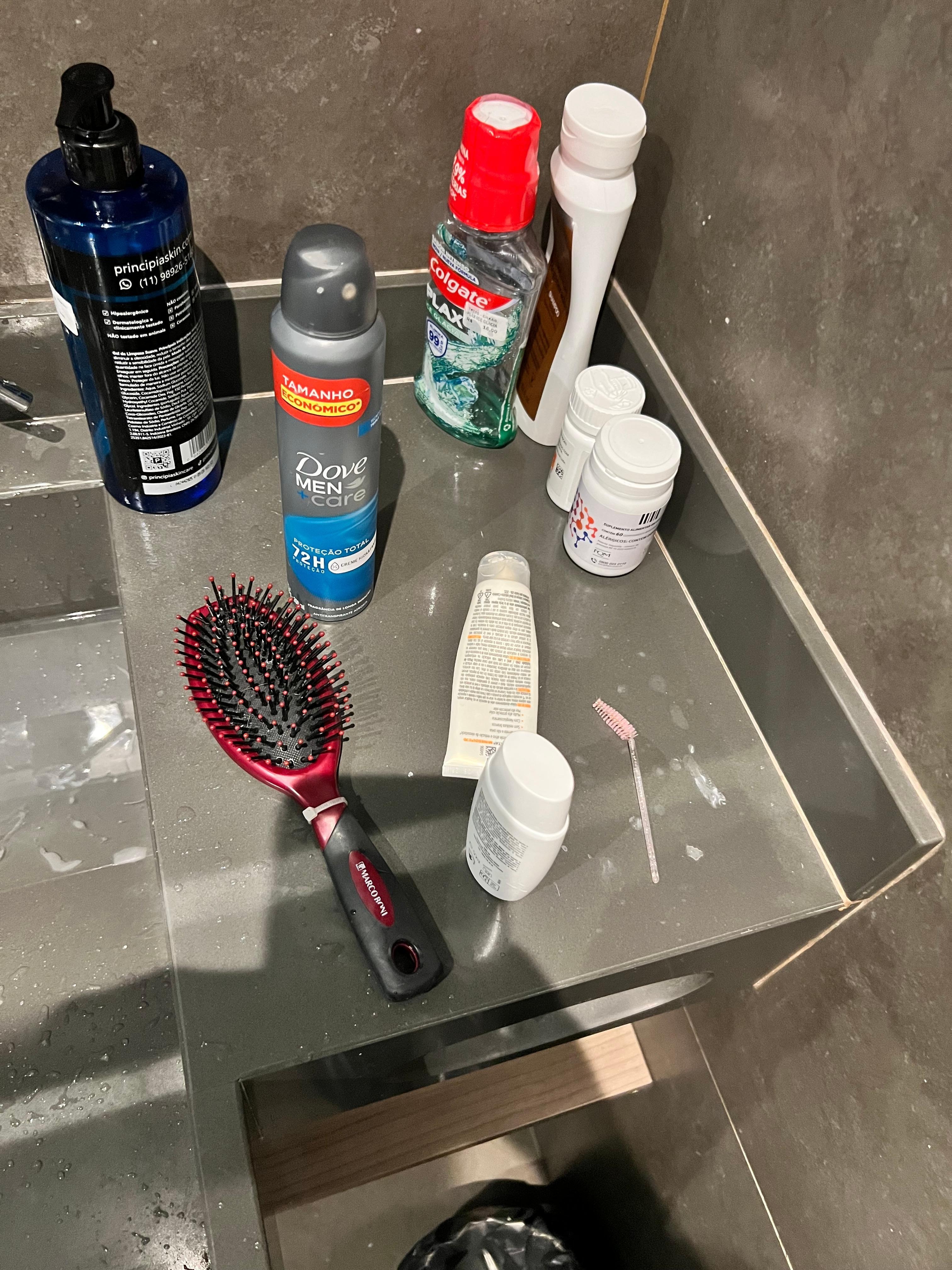 Pia após limpeza do quarto 