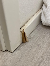 Opkrullende plinten met stof