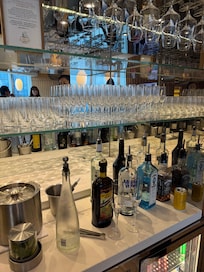 Self serviced cocktail table