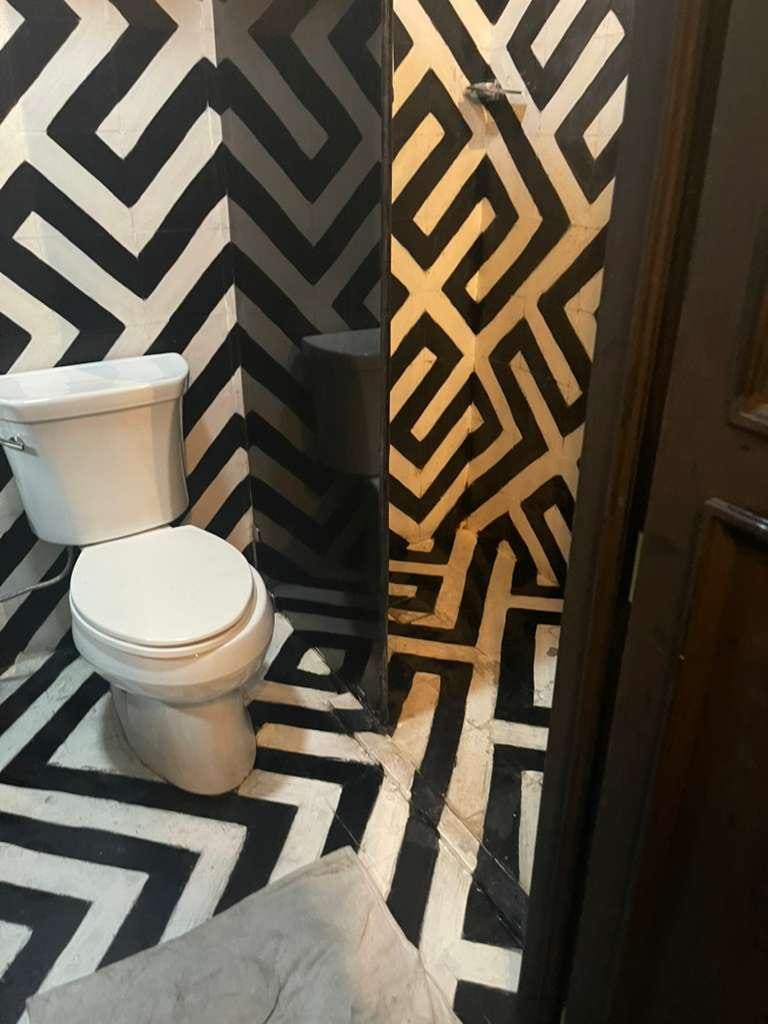 Toalla mugrosa que evidencia lo sucio del lugar.